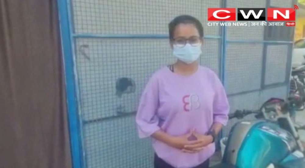 Pooja of Gangolihat showed bike stunt on the streets of Dehradun on the song ‘Chhori Chandra ...